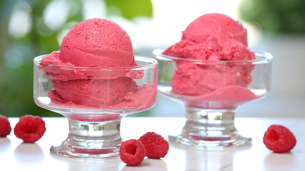 Raspberry Frozen Yogurt - The Domestic Geek